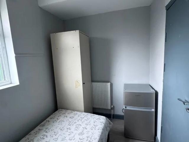 Room at Wellington Road, Greater London