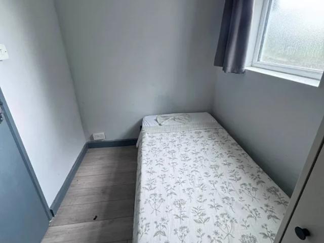 Room at Wellington Road, Greater London