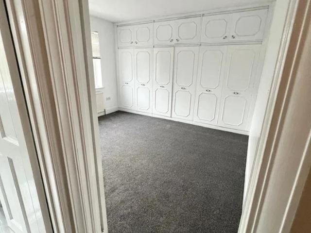 Room at Wells Gardens, Greater London