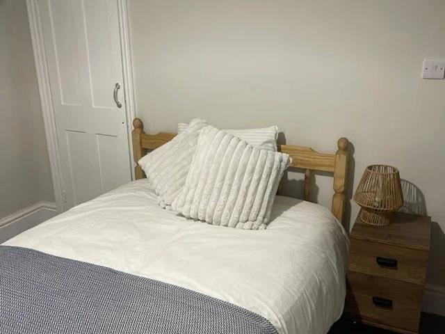 Room at Wells Street, Rugby