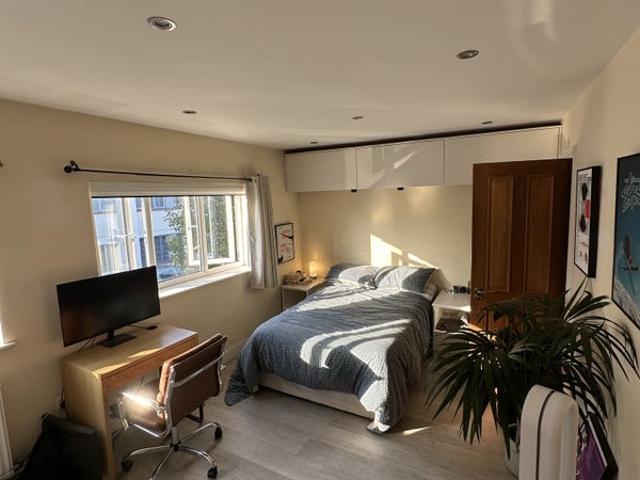 Room at Wells Way, Greater London