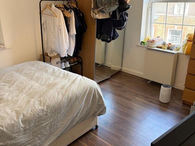 Room at Wentworth Street, Greater London