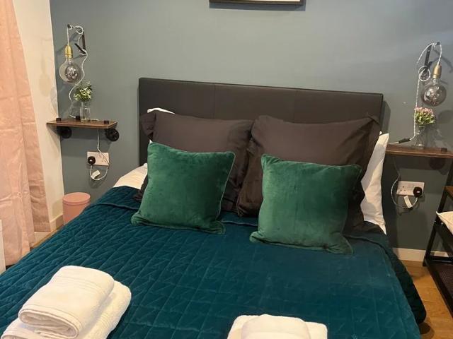 Room at Wentworth Street, Greater London