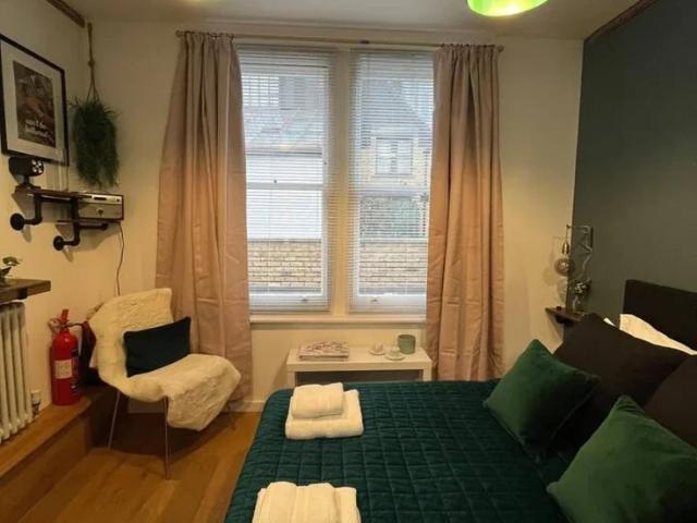 Room at Wentworth Street, Greater London