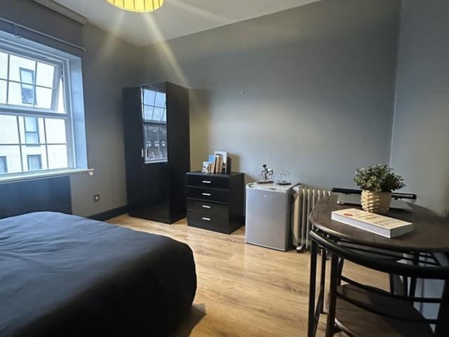Room at Wentworth Street, Greater London