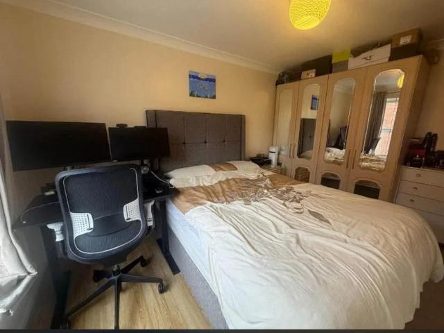 Room at Wesley Avenue, Greater London