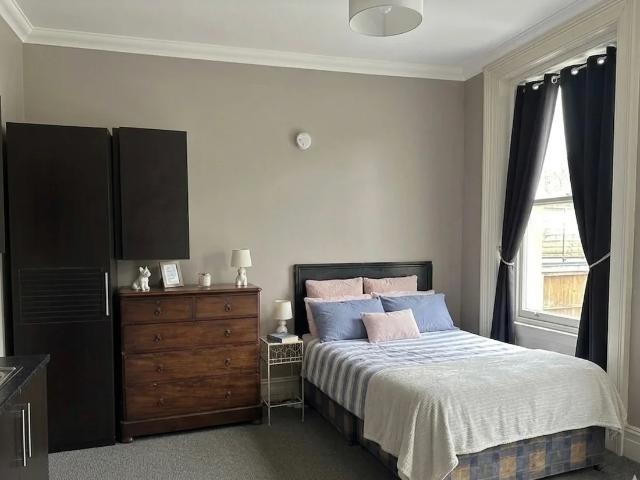 Room at West Cliff Gardens, Bournemouth