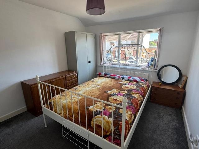 Room at West Avenue, Crawley