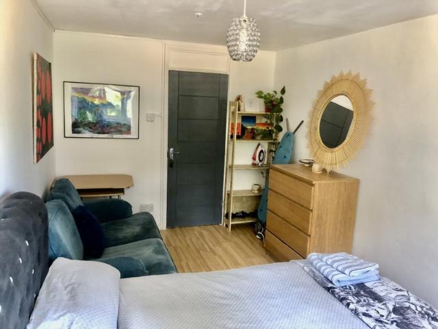 Room at West Avenue, Greater London
