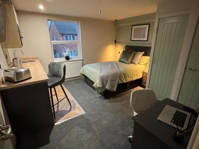 Room at West Brampton, Newcastle under Lyme