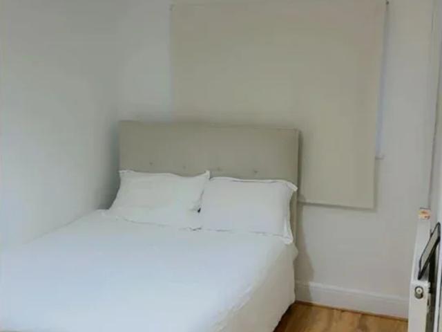 Room at Westbury Lane, Bristol