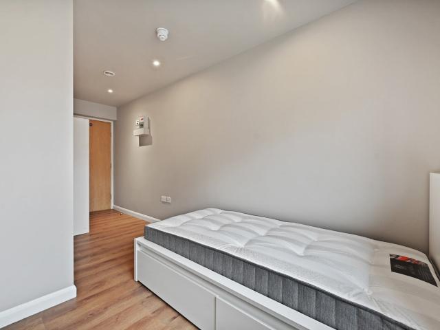 Room at Westland Road, Watford