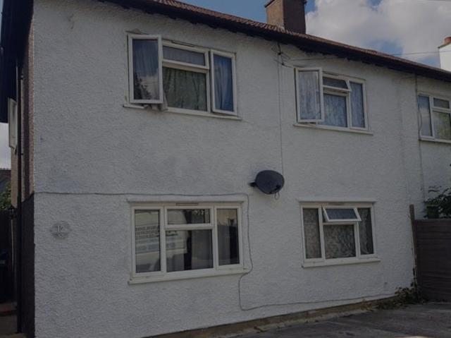 Room at Westminster Avenue, Greater London