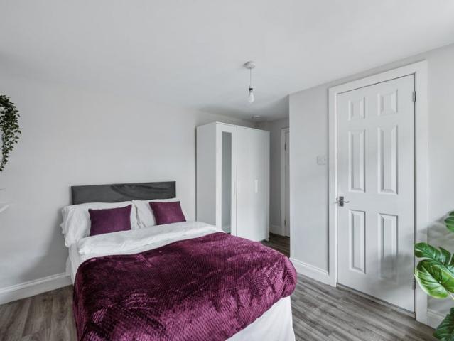 Room at Westminster Road, Greater London