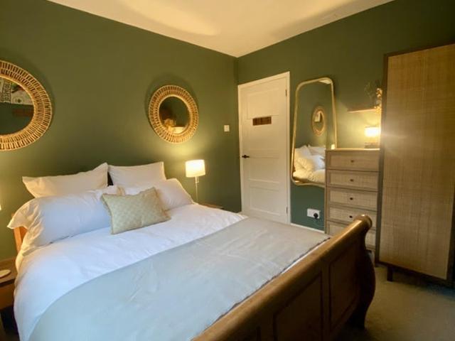 Room at Westover Road, Bristol