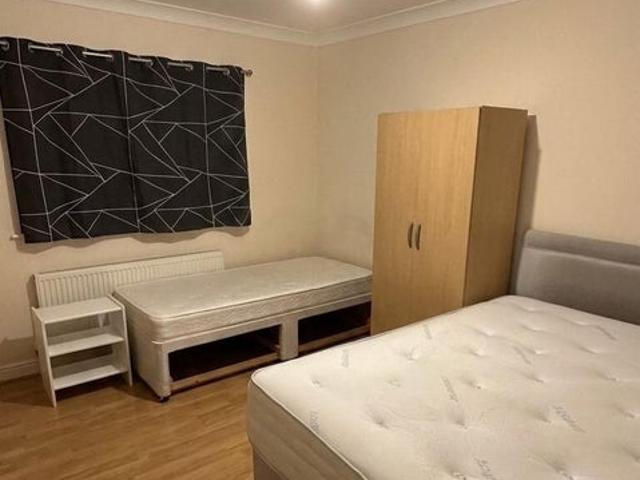 Room at Wexham Road, Slough