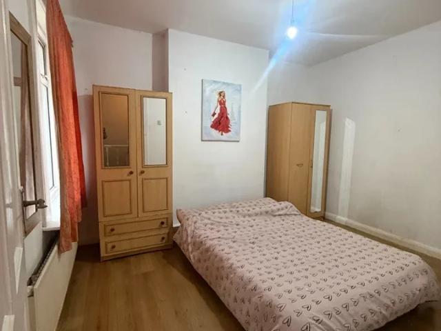 Room at Wexham Road, Slough