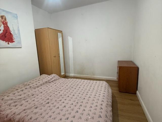 Room at Wexham Road, Slough