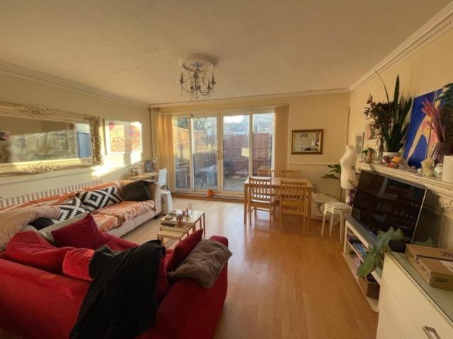 Room at Weymouth Terrace, Greater London