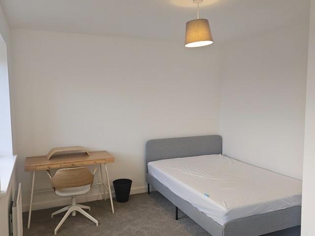 Room at Wharnecliffe Gardens, Bristol