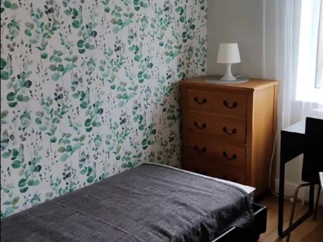 Room at Wheatley Avenue Backs, Wakefield