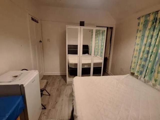 Room at Whippendell Road, Watford