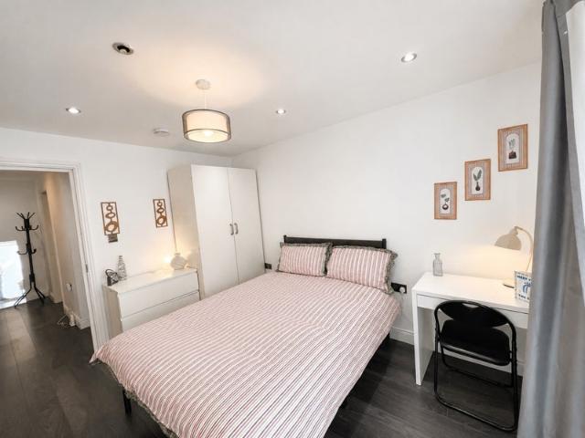 Room at White Horse Road, Greater London