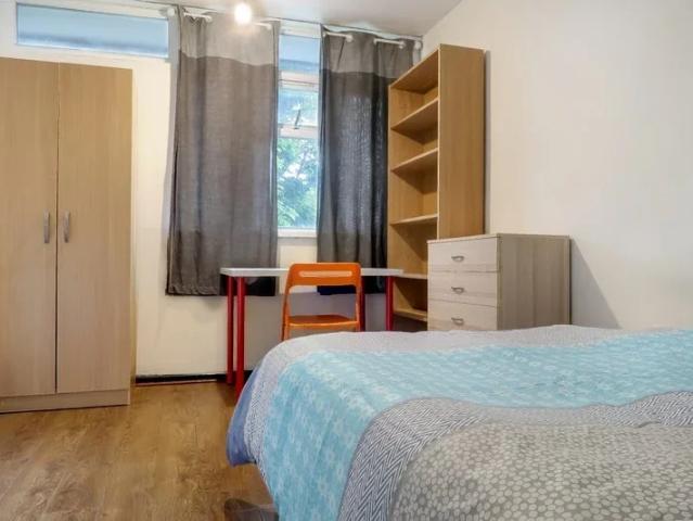 Room at Whitechapel Road, Greater London