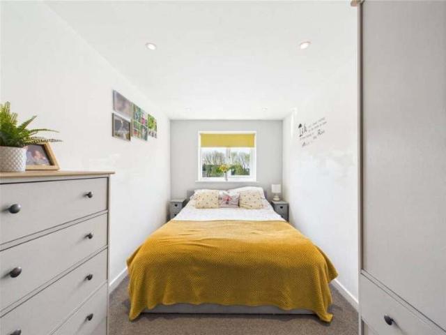 Room at Whitechapel Road, Greater London