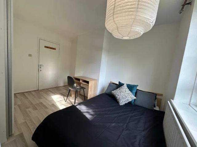 Room at Whitechapel Road, Greater London