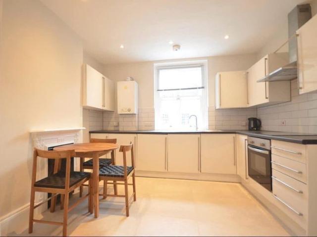 Room at Whitechapel Road, Greater London