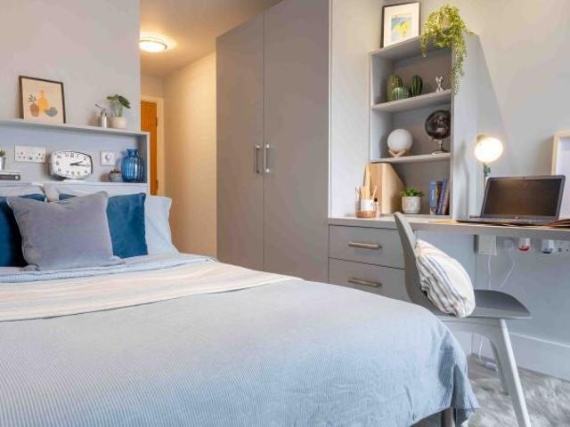 Room at Whitechapel Road, Greater London