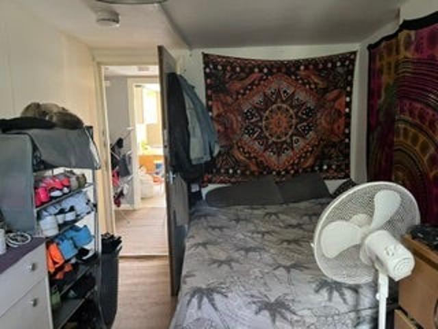 Room at Whitechapel Road, Greater London