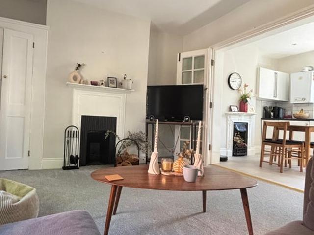 Room at Whitechapel Road, Greater London