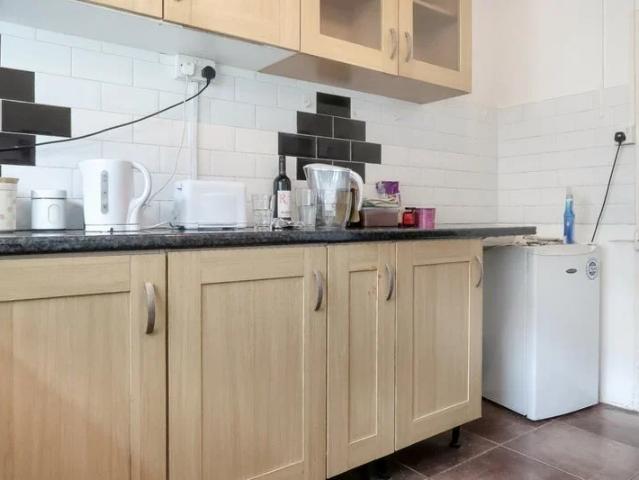 Room at Whitechapel Road, Greater London