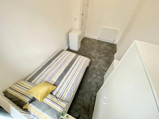 Room at Whitechapel Road, Greater London