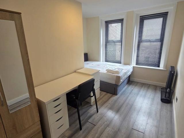 Room at Whitechapel Road, Greater London