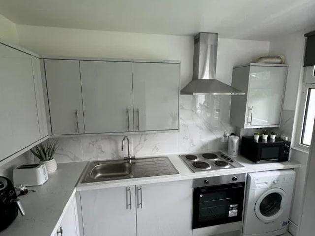 Room at Whitechapel Road, Greater London