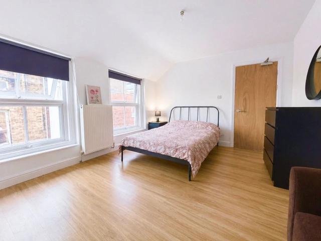 Room at Whitechapel Road, Greater London