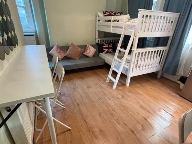 Room at Whitechapel Road, Greater London