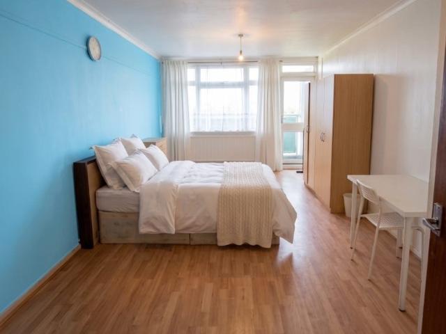 Room at Whitechapel Road, Greater London