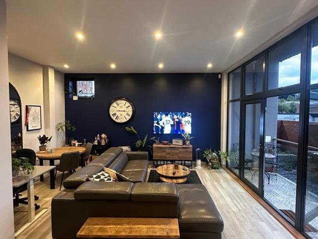 Room at Whitehouse Street, Bristol