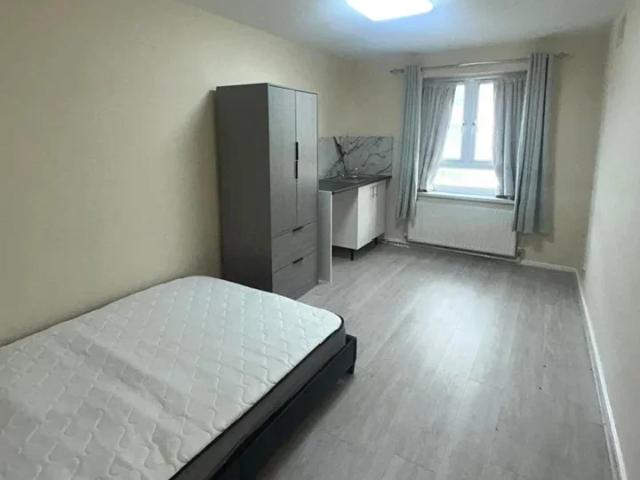 Room at Whiteoaks Lane, Greater London