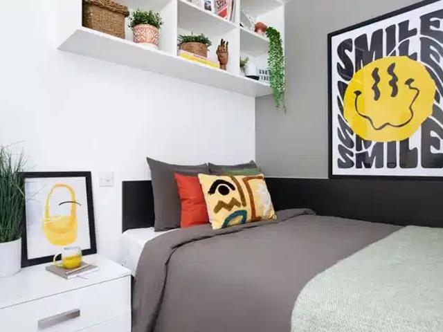 Room at Whitson Street, Bristol