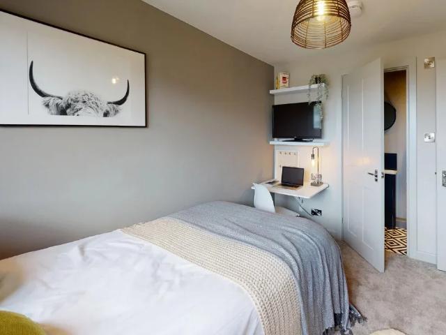 Room at Wildridings Square, Bracknell