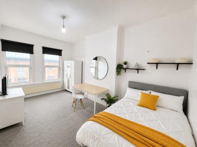 Room at Willesden Lane, Greater London