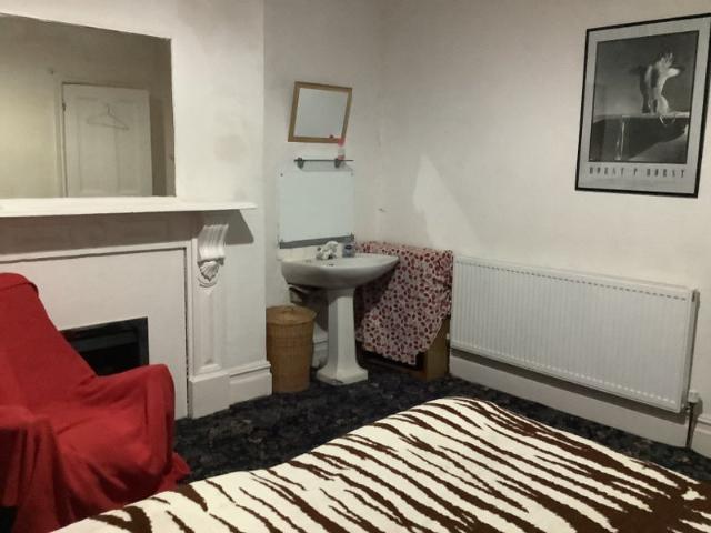 Room at Willesden Lane, Greater London