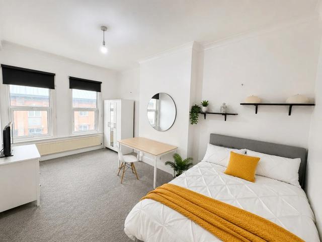 Room at Willesden Lane, Greater London