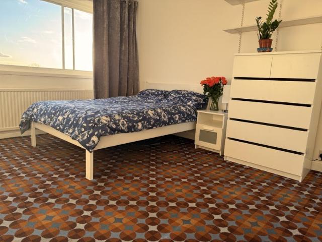 Room at Willesden Lane, Greater London