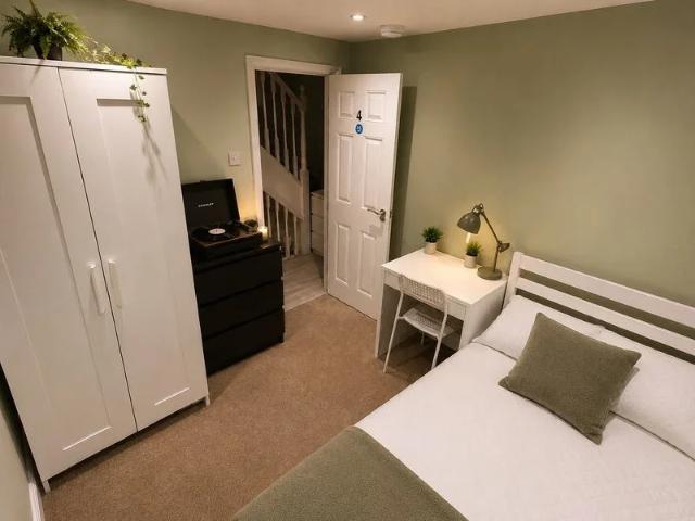Room at Willis Road, Greater London